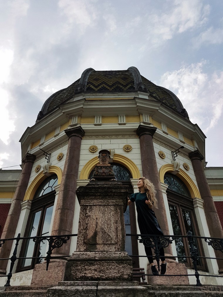 gara din Baile Herculane inspirata de castelul de vanatoare la ...