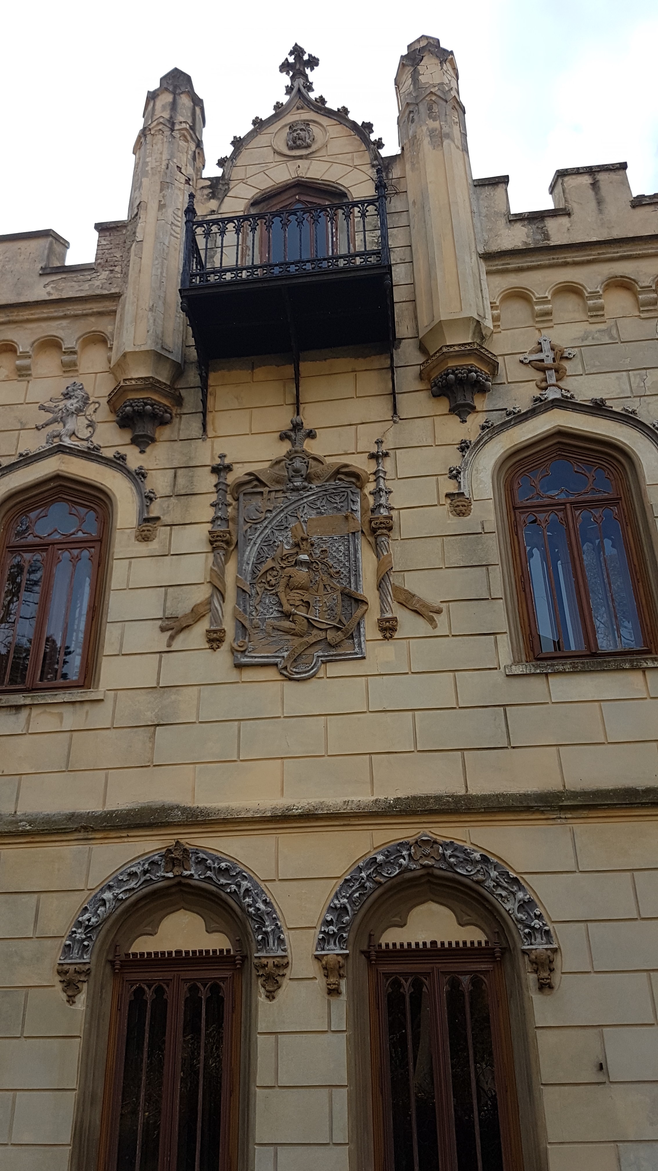 blazonul familiei Sturdza pe fatada castelui de la Miclauseni (1 ...