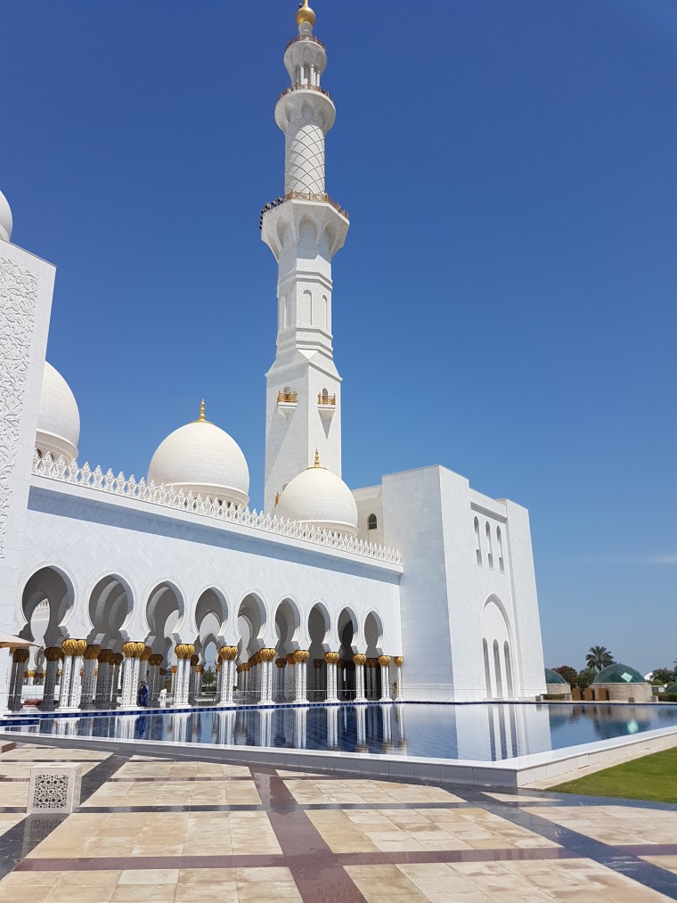 Moscheea Sheikh Zayed are 4 minarete inalte de 107 metri – Corina Costache