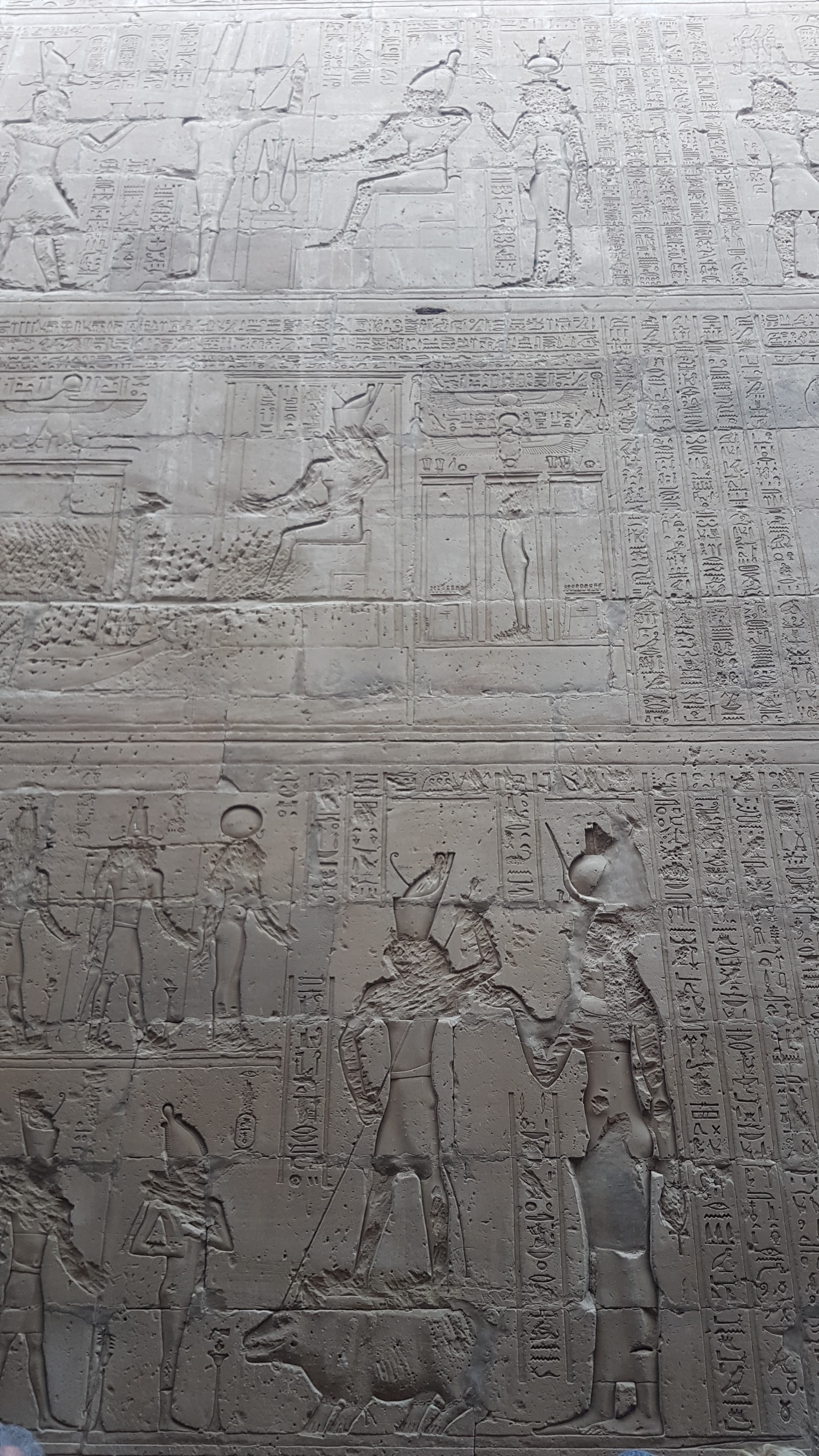 Horus care invinge raul simbolizat de zeul Seth-reprezentat ca un ...